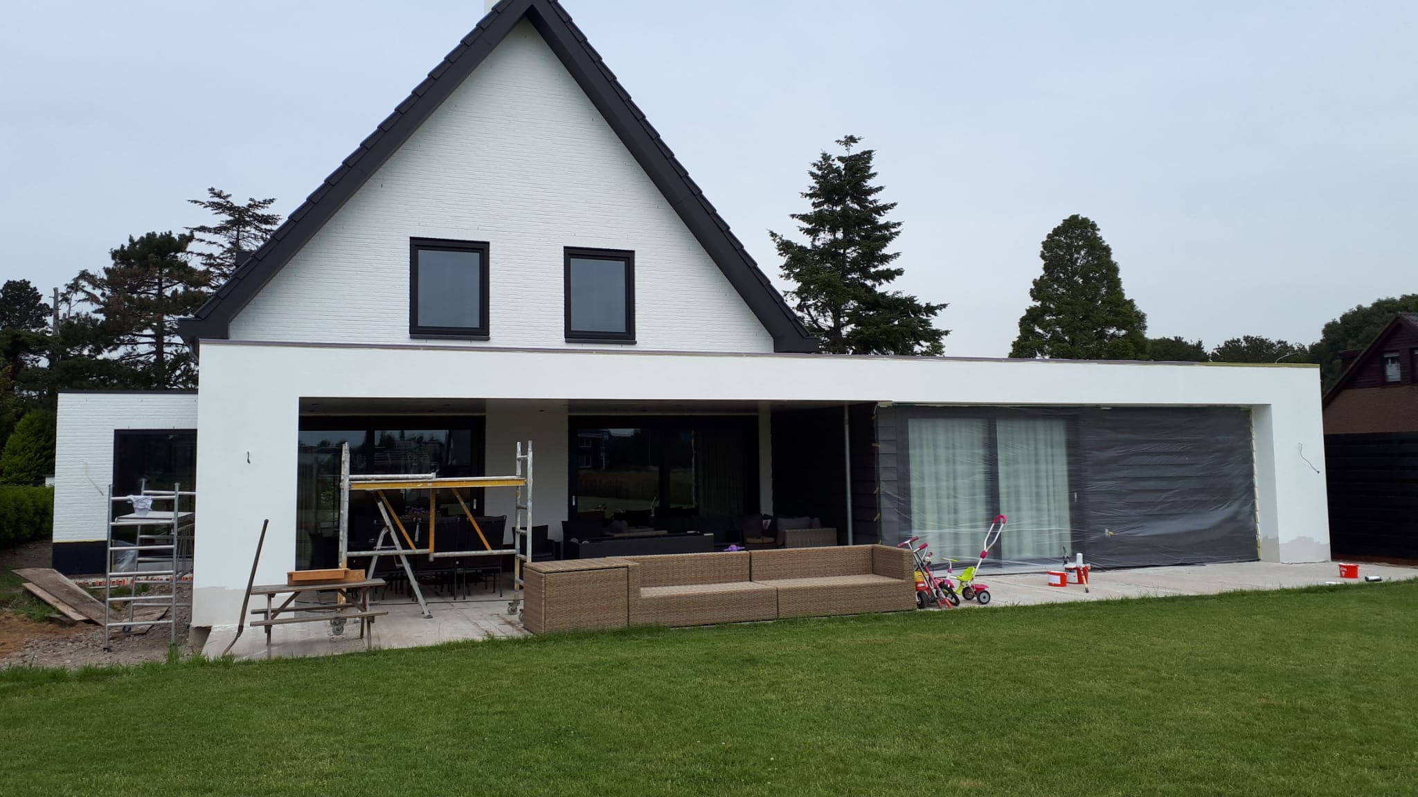 Overkapping garage en aanbouw villa de Kwakel - Aannemersbedrijf Roel ...