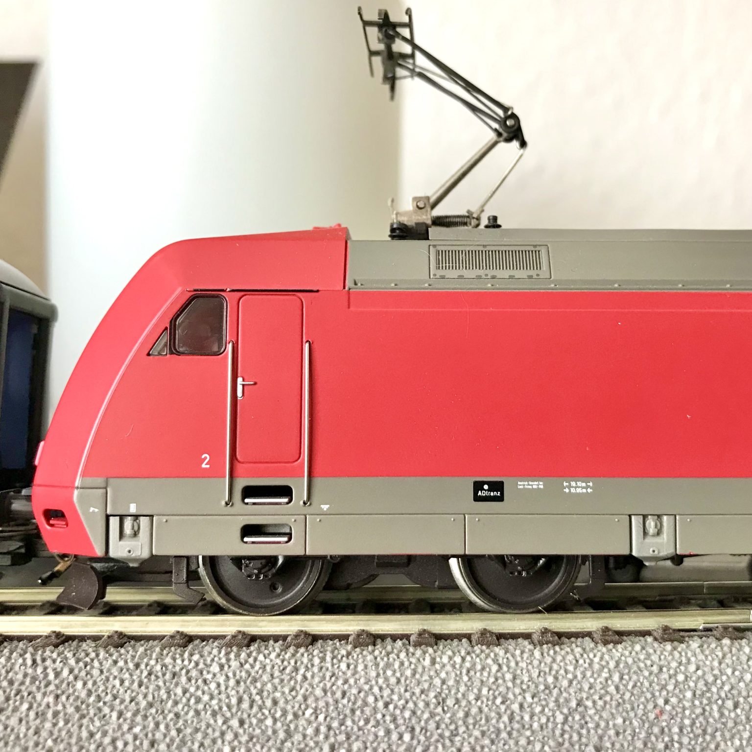 Piko BR 101 in orientrot, 51104: Fehlfarben. – Modellbahn-Zeit