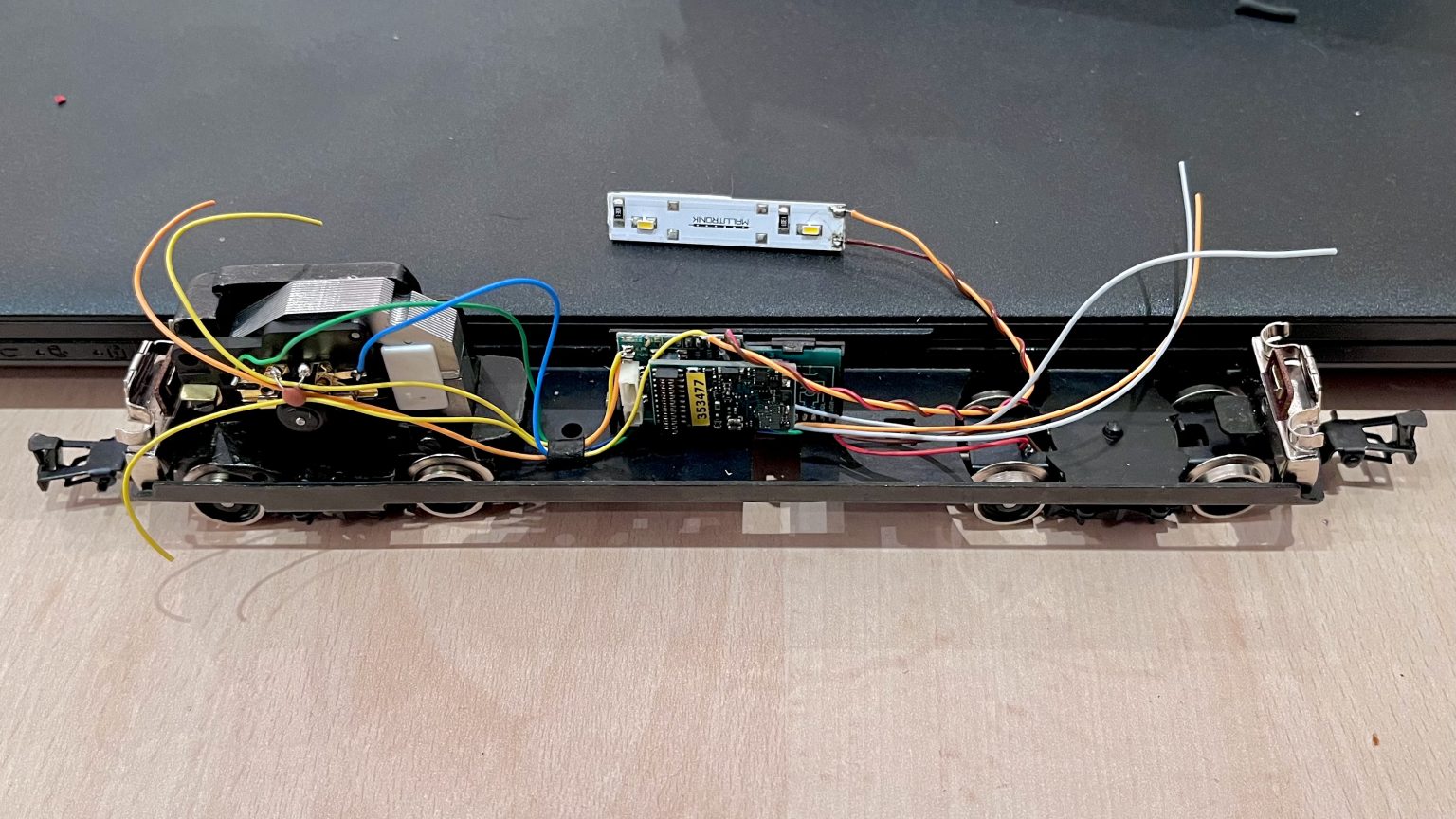 märklin 3021 V200 mit rot-weißem Lichtwechsel und mld3 Digital Decoder ...