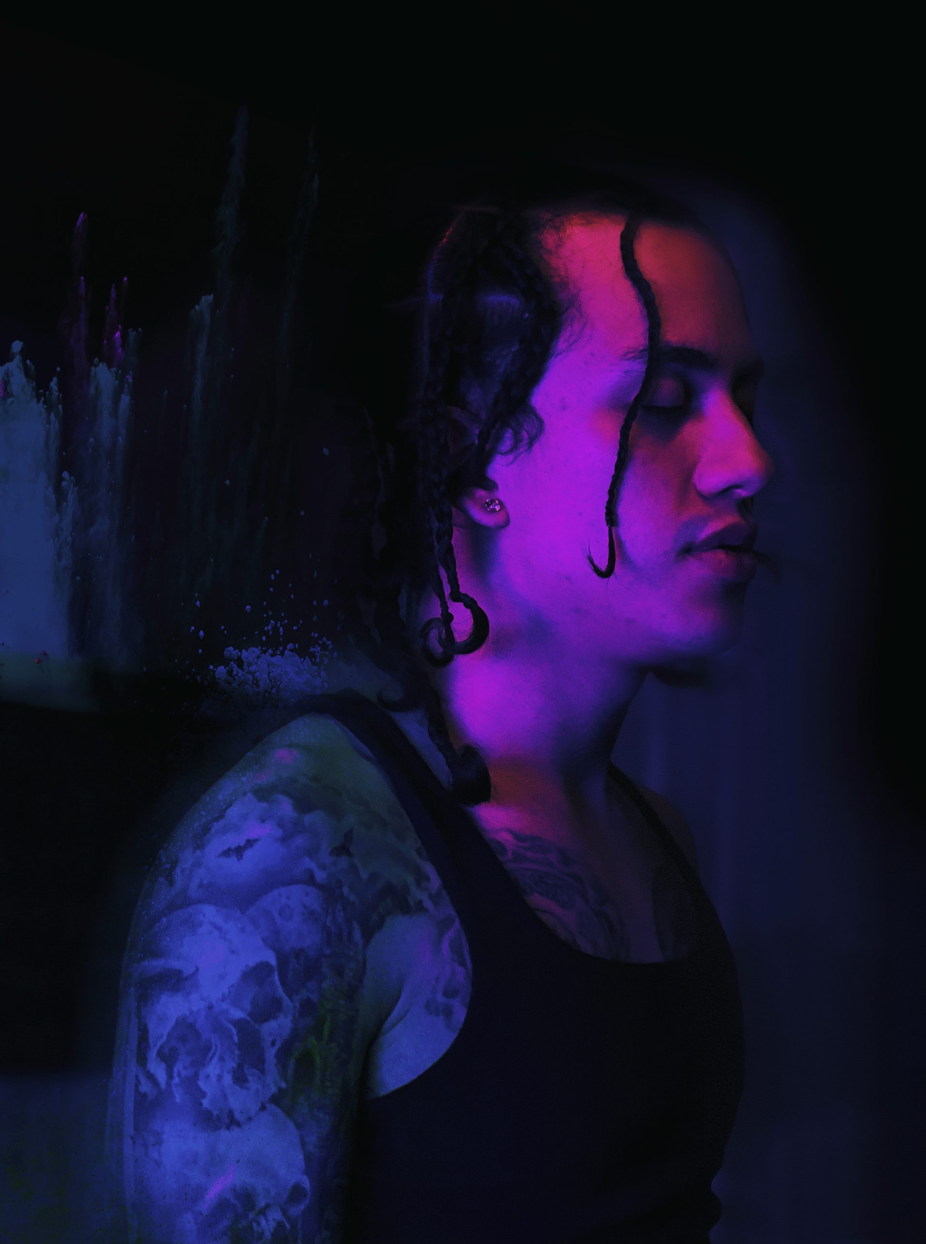 Emsee is back with a new studio work: "Thrills."