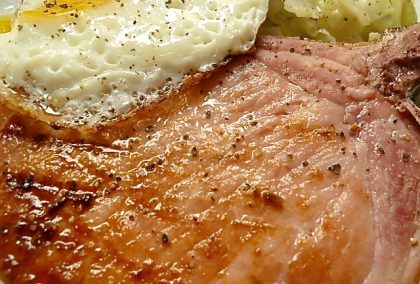 Kassler Rippchen mit Spiegelei und Kümmelrahmkraut