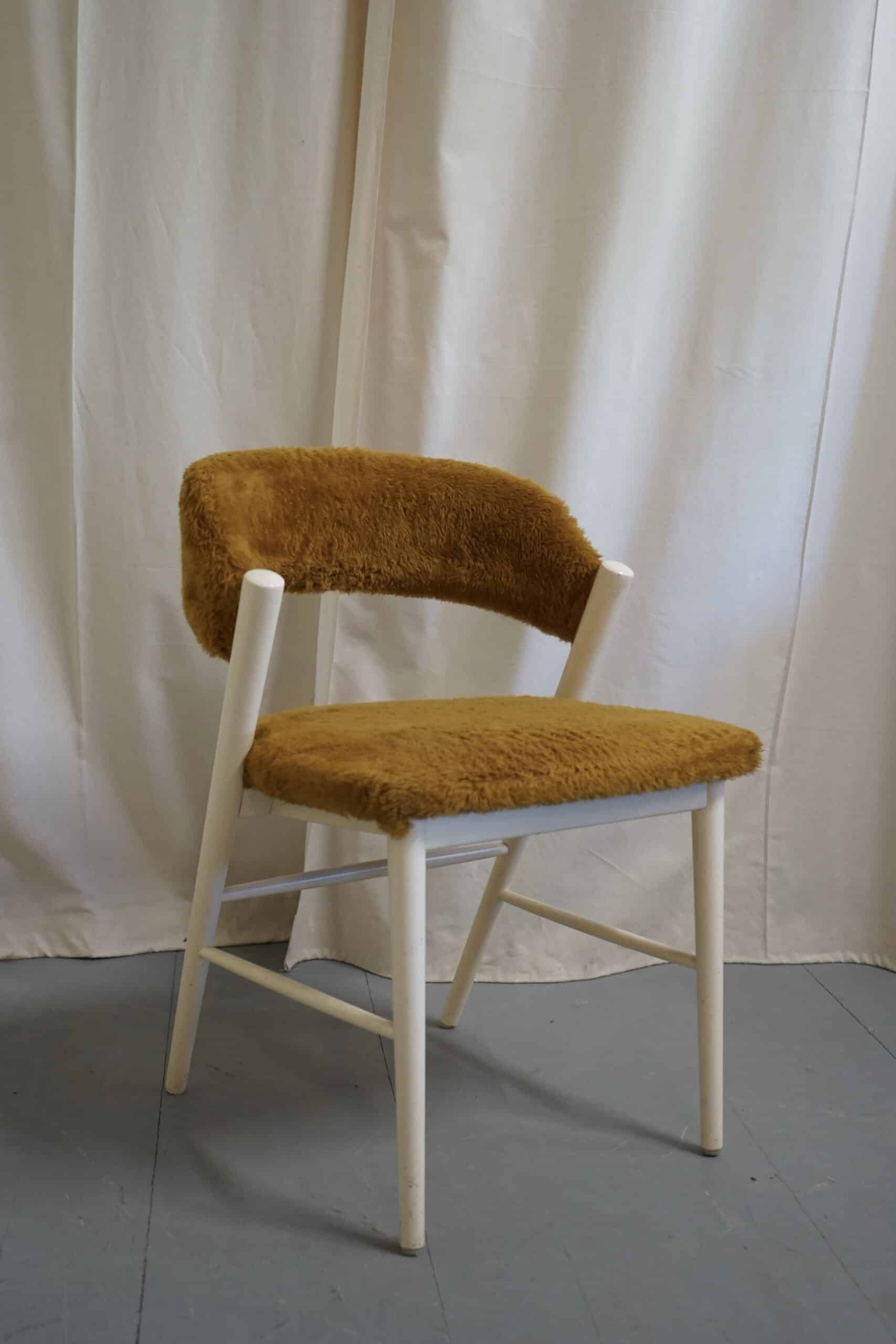 Fluffig stol, 1900-talets mitt Folks Interiör