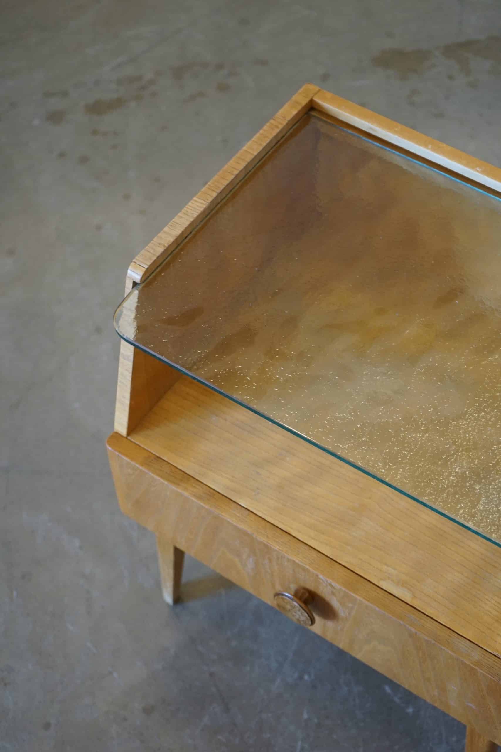 Paret sängbord i björk med frostat glas Folks Interiör