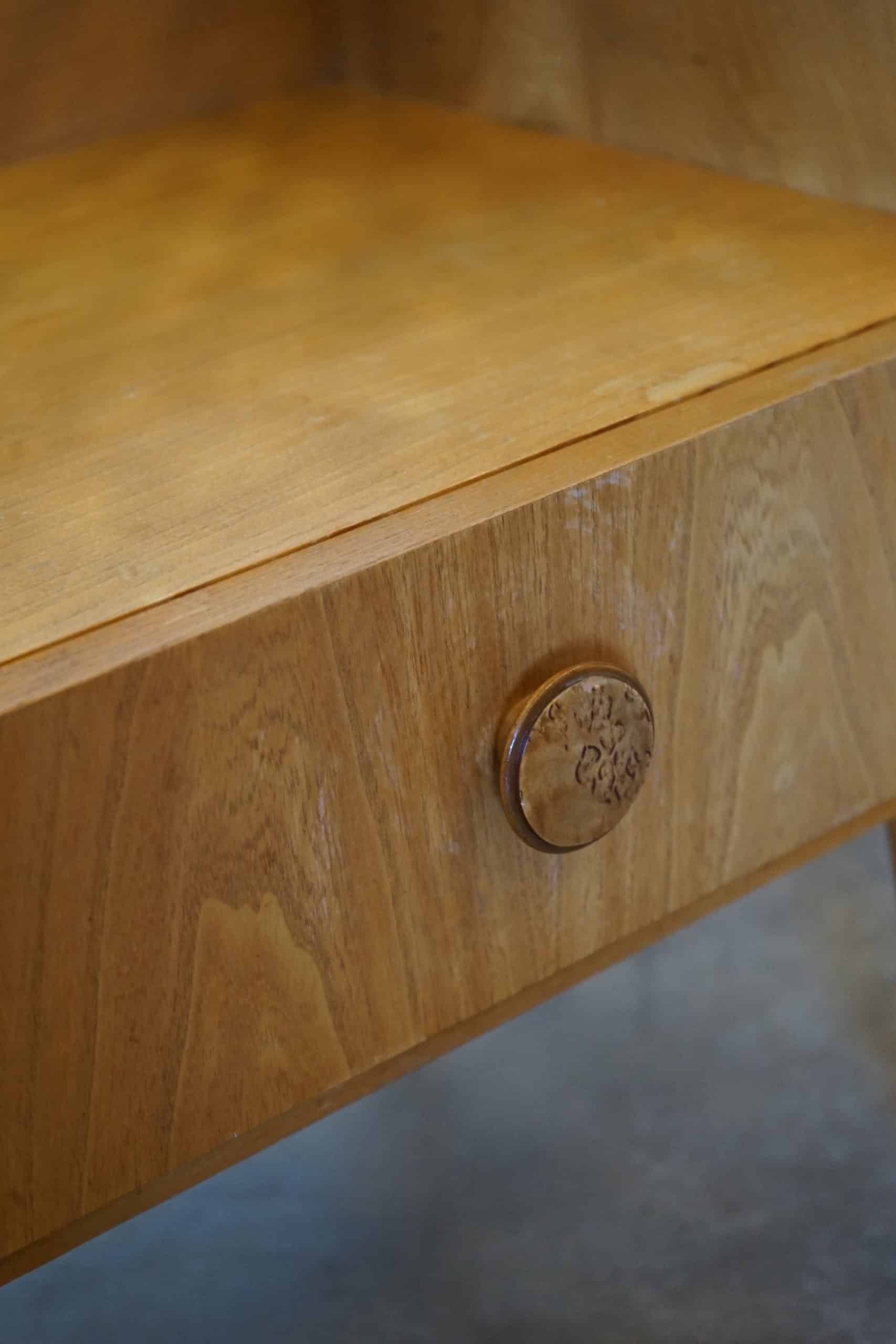 Paret sängbord i björk med frostat glas Folks Interiör