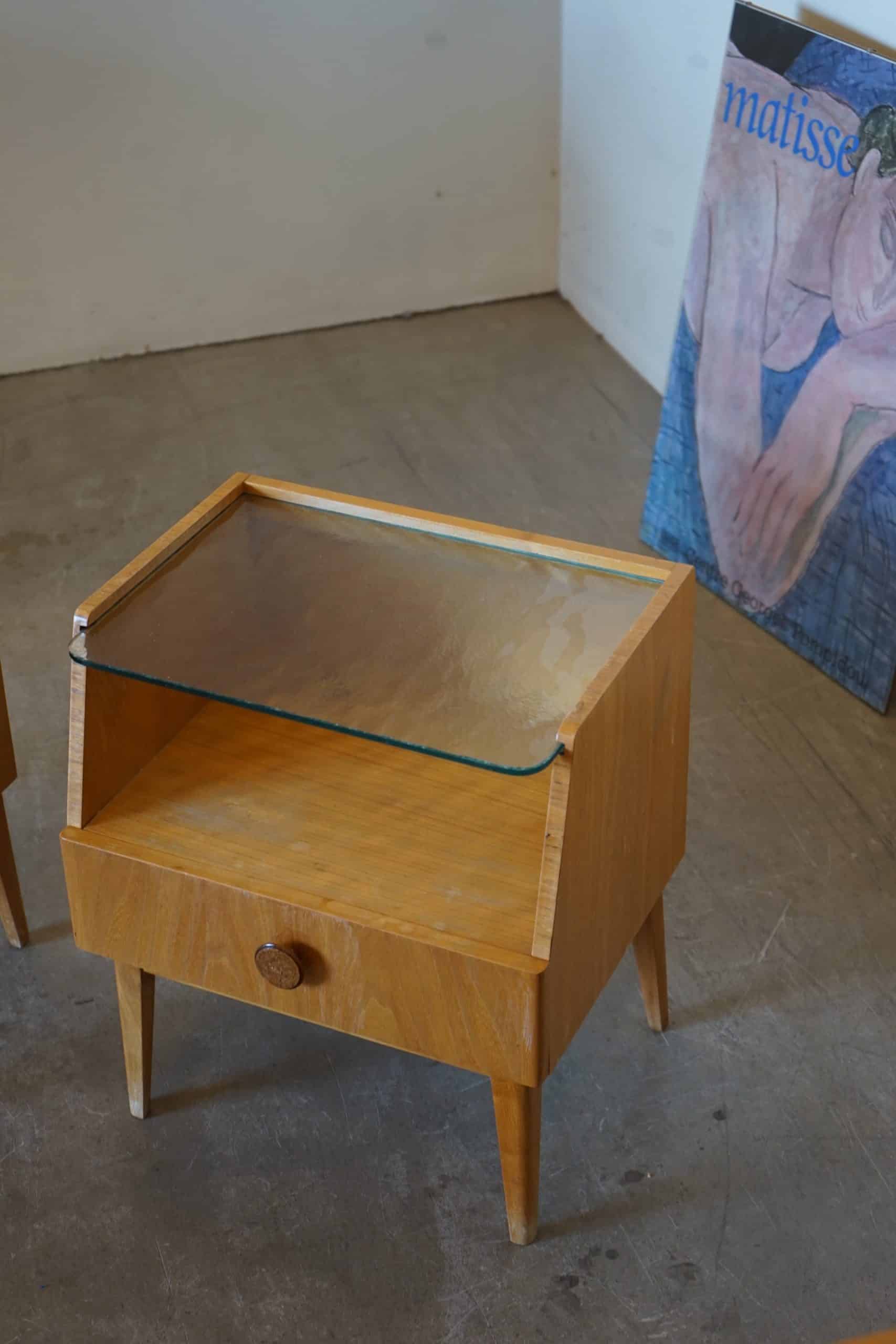 Paret sängbord i björk med frostat glas Folks Interiör