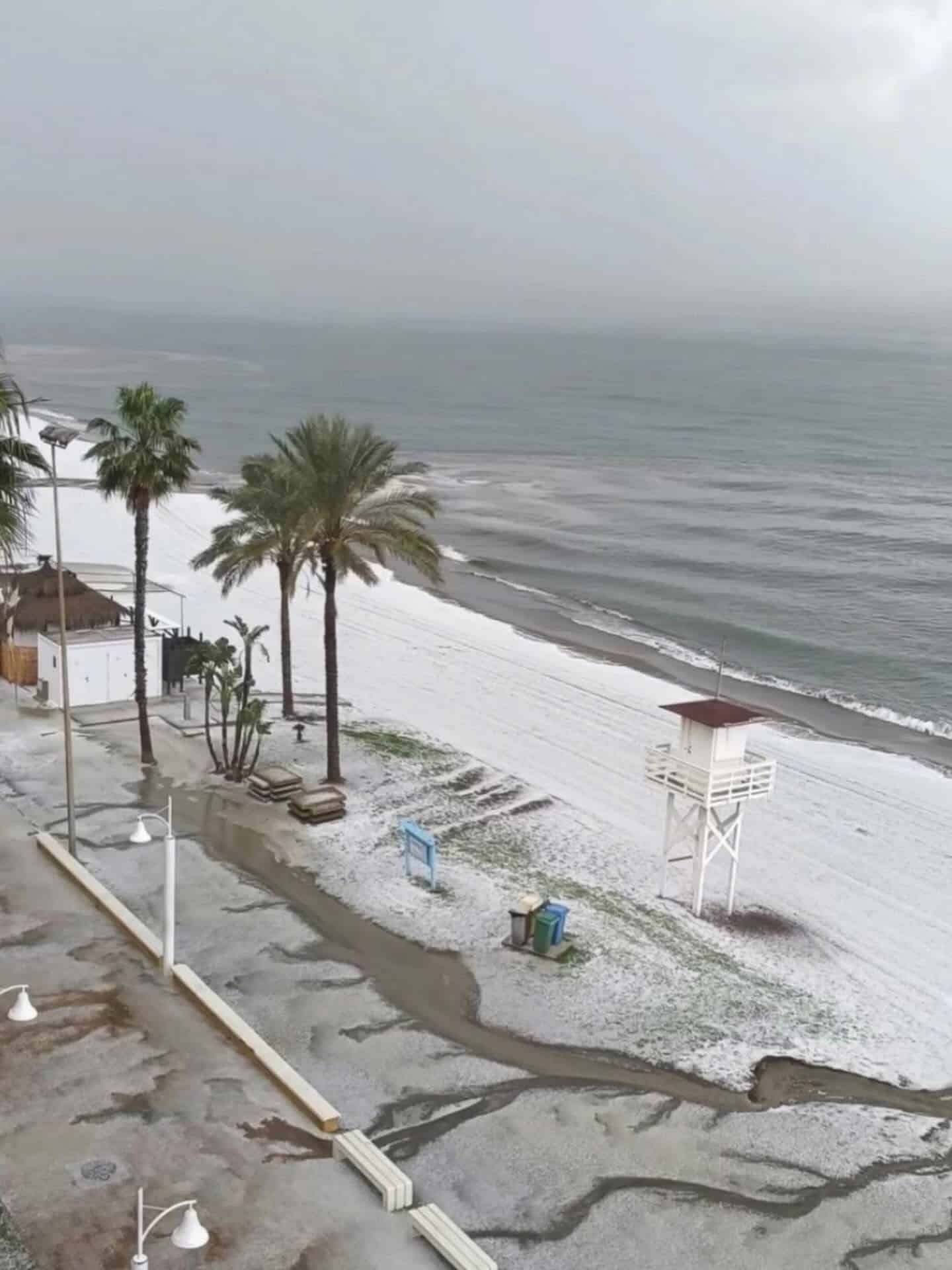 Yllätysrakeet iskivät Aurinkorannikolle – rannat muuttuivat valkoisiksi ...