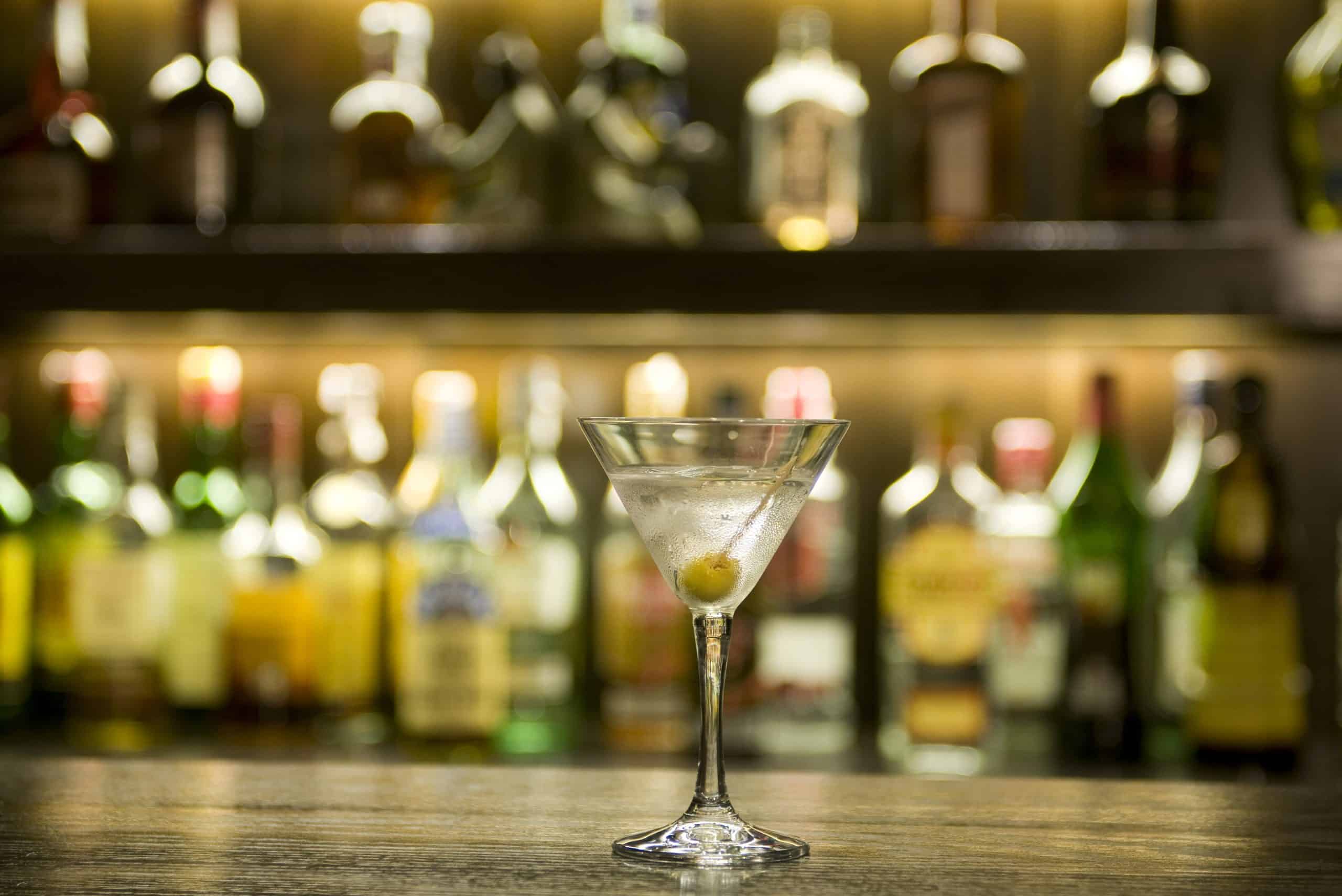 Shaken or stirred? En gentlemans guide till Dry Martini - Gentlemannaguiden Shaken or stirred? En gentlemans guide till Dry Martini - Gentlemannaguiden