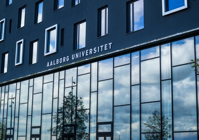 Universitetslektor amok i rejser : Brændte over 550.000 kroner af på få år – Journalista