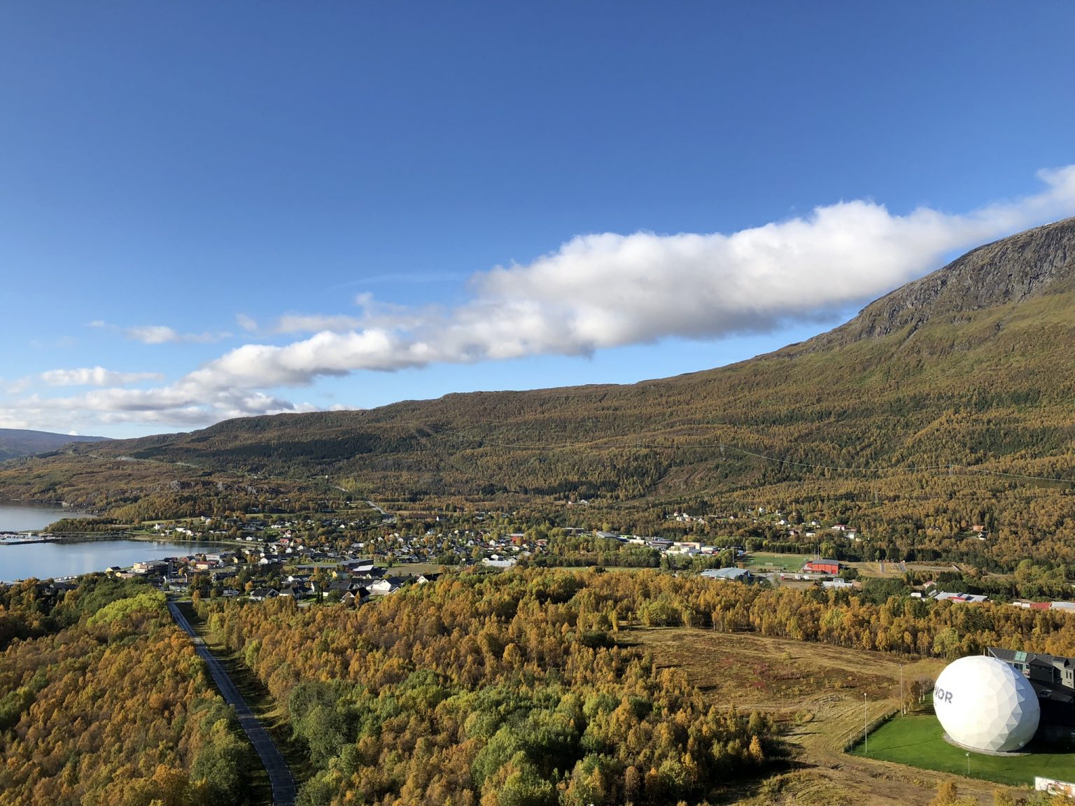 Turist i Bjerkvik. - MELLEM linjene
