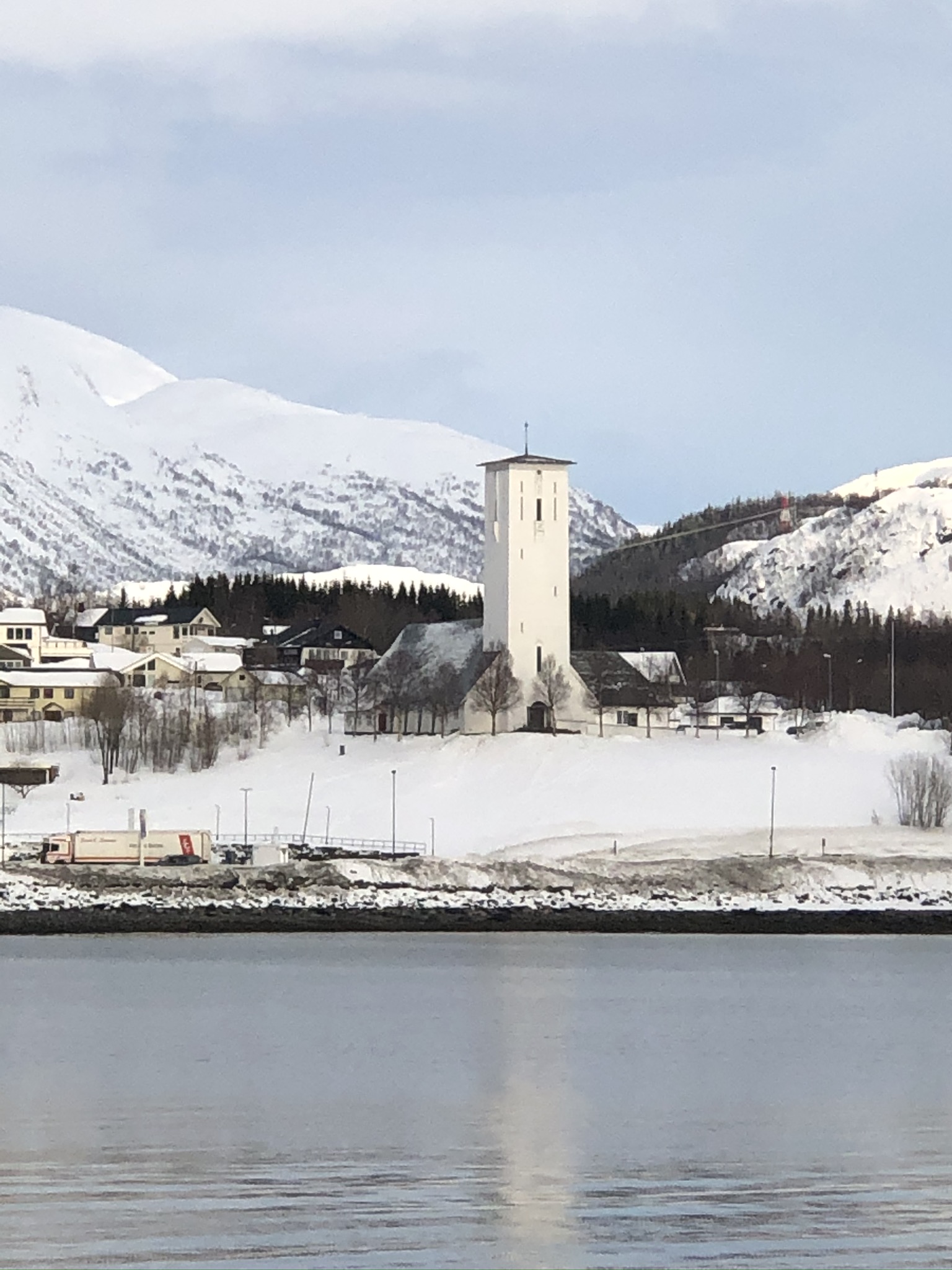 Turist i Bjerkvik. - MELLEM linjene