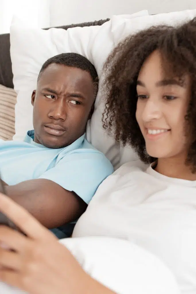 10 Obvious Signs Of An Insecure Husband - Olubunmi Mabel