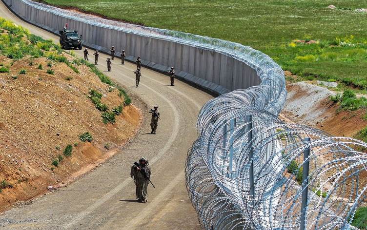 Sînorê bakur û rojhilatê welêt: Dîwar tê lêkirin, xendek tên kolan – Netewe