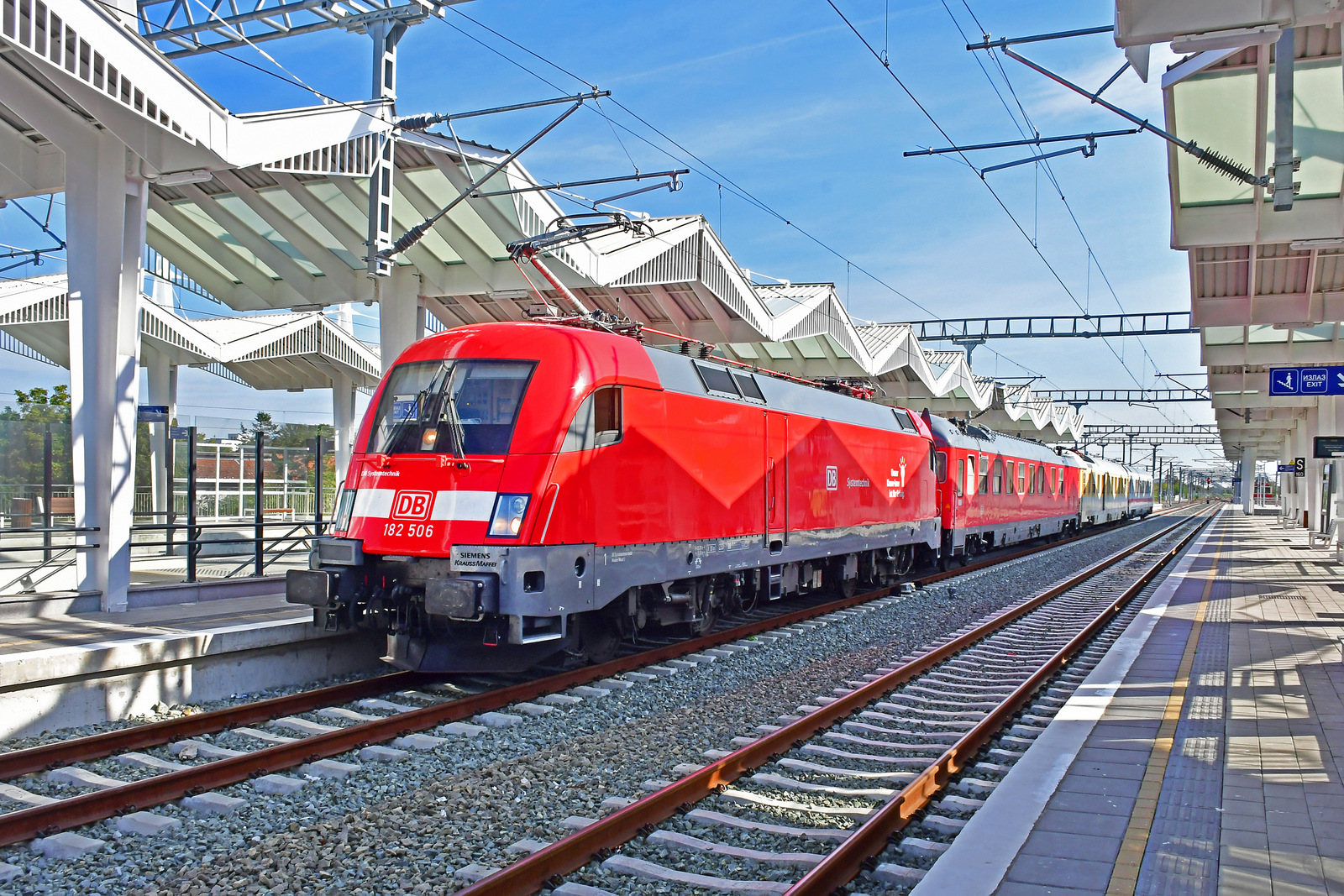 [locomotive] DB Systemtechnik 182 506 at Novi Sad station – Railcolor News