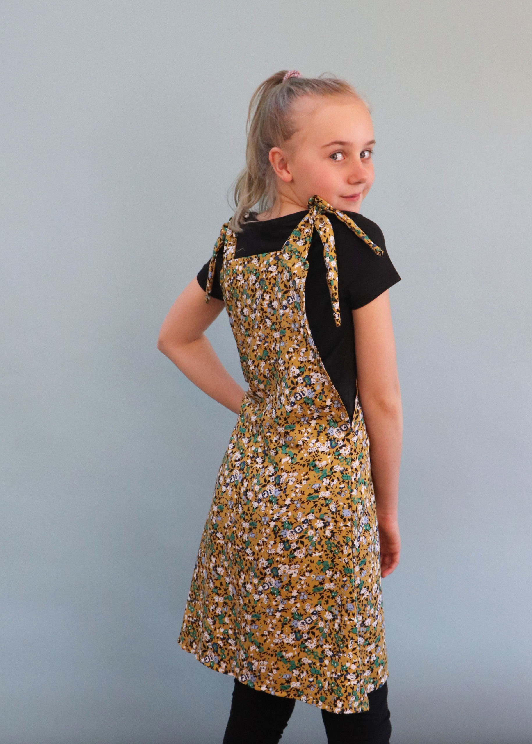 Yes, you too can make an easy pinafore dress ! - Skandimama