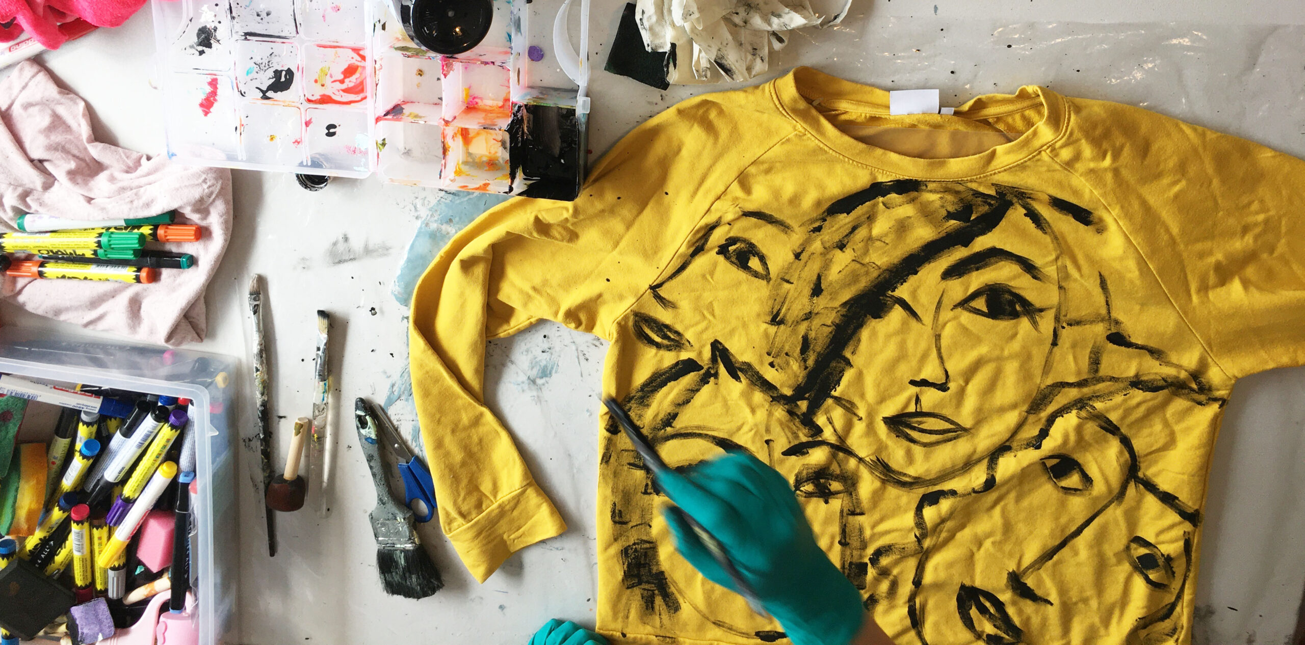 Painting faces with textile paint - Skandimama