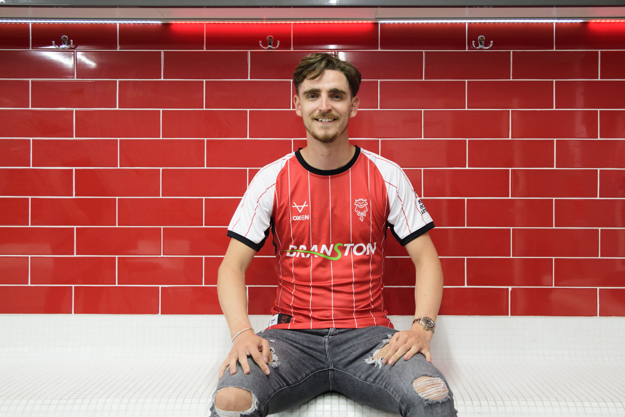 Lincoln City Sign 25-year-old Bayliss – The Linc