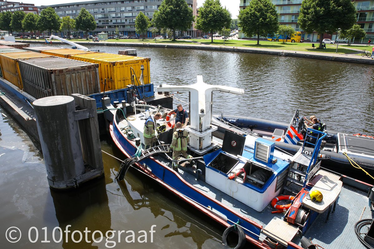 Duwboot verliest stuurhut na botsing met brug Rotterdam - 010fotograaf