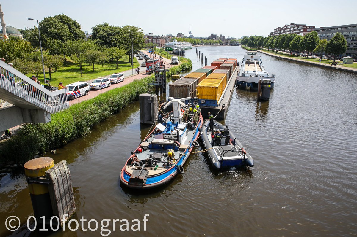 Duwboot verliest stuurhut na botsing met brug Rotterdam - 010fotograaf
