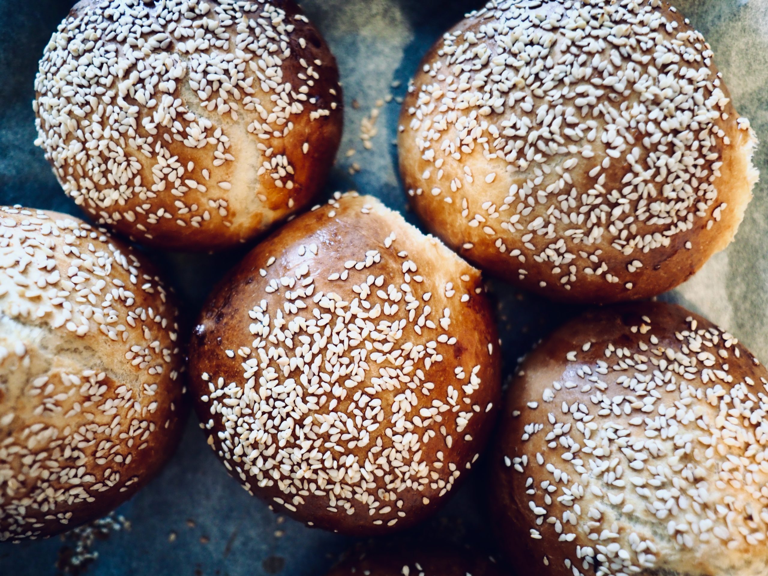 Hjemmelavede burgerboller og pølsebrød med sesam på - André Spange Nabulsi