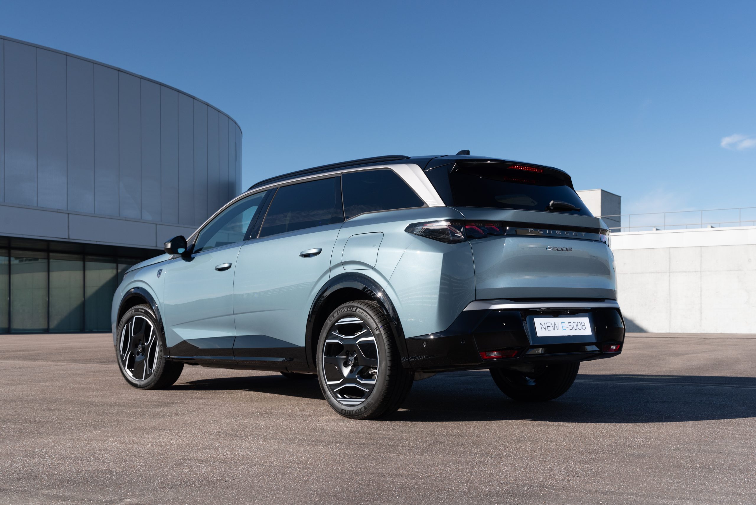 NIEUWE PEUGEOT E-5008 EERSTEKLAS ELEKTRISCHE GROTE SUV – Autoliefhebbers.BE