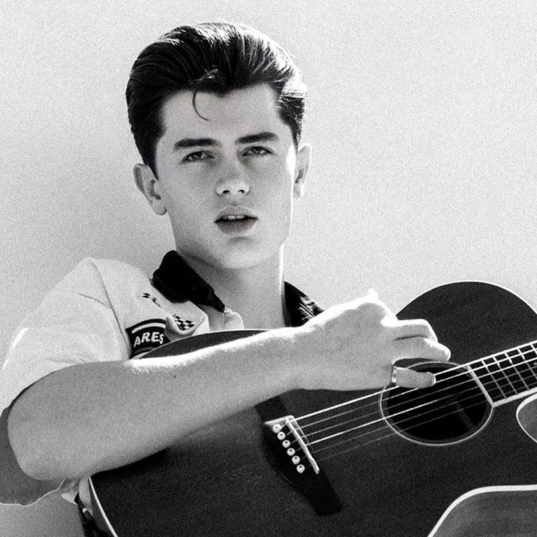 Rising Star Elliot James Reay Channels Classic Pop on 50s Inspired ...