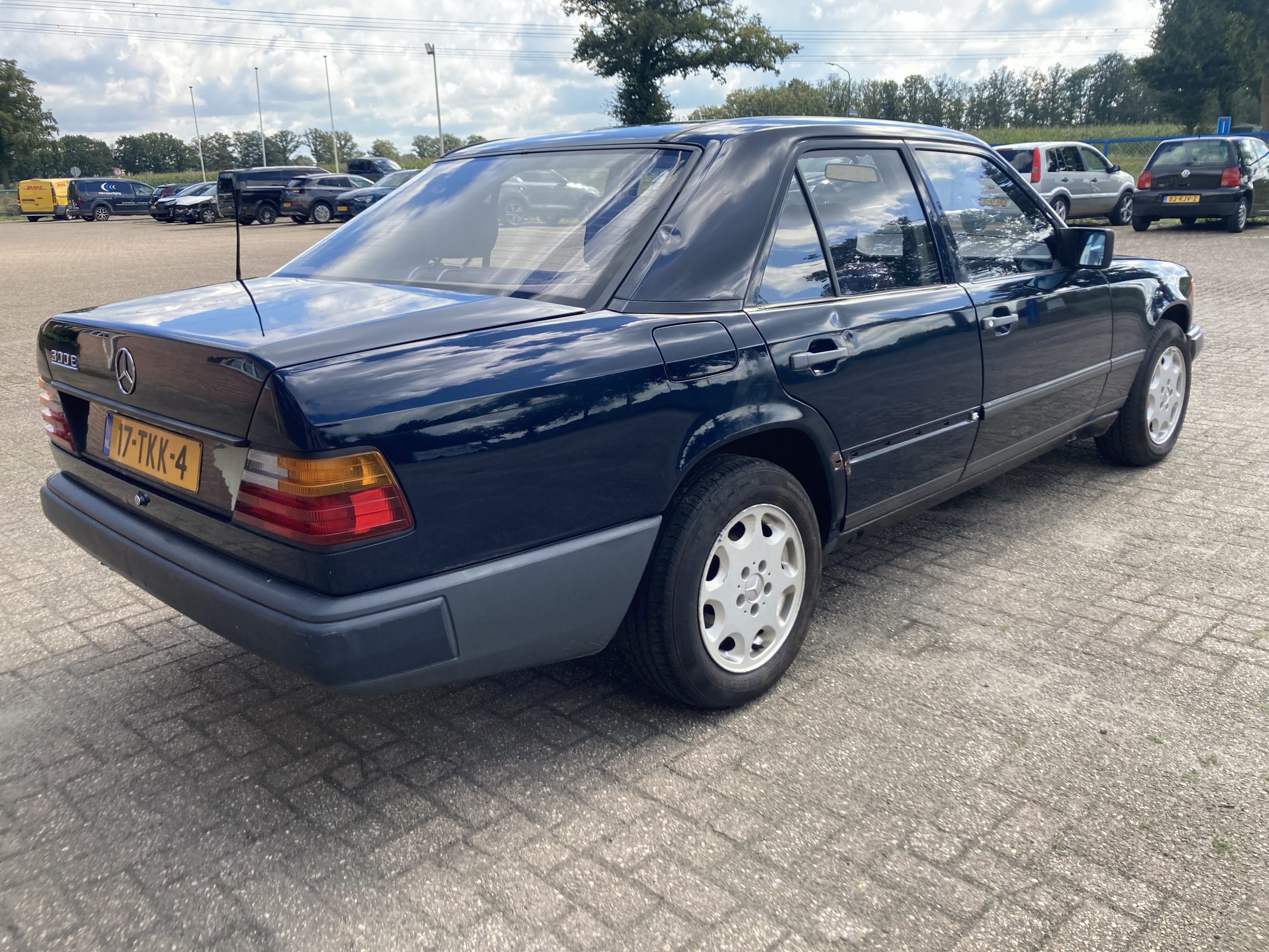 1986 Mercedes 300E W124 blue - Dandy Classics