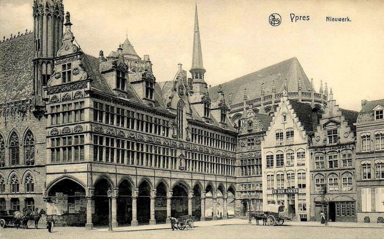 Ieper Ontroerende Menenpoort Met Last Post Imposante Lakenhalle Met ...