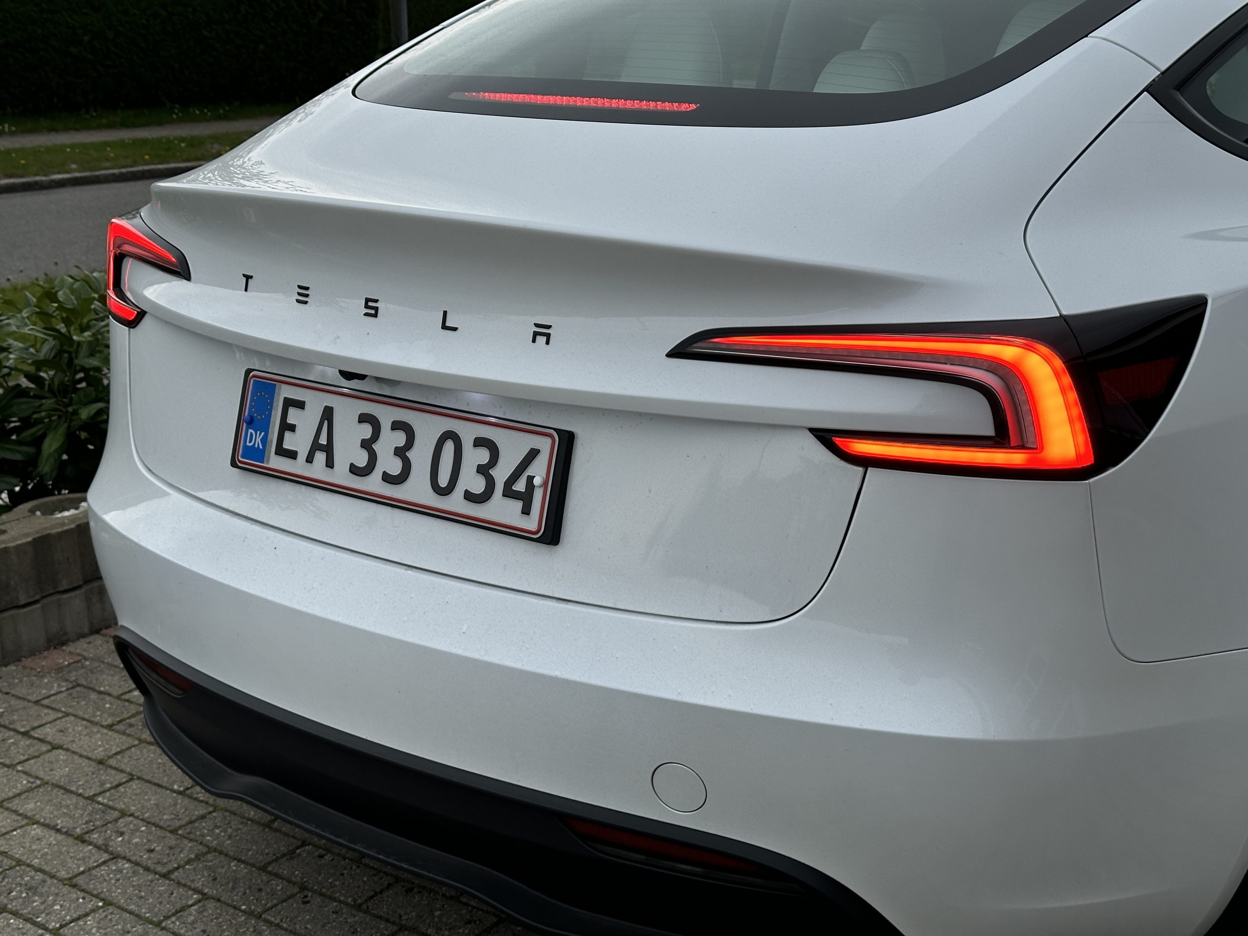 Tesla Model 3/Y - Sort T E S L A Logo - Din Bil Teknik
