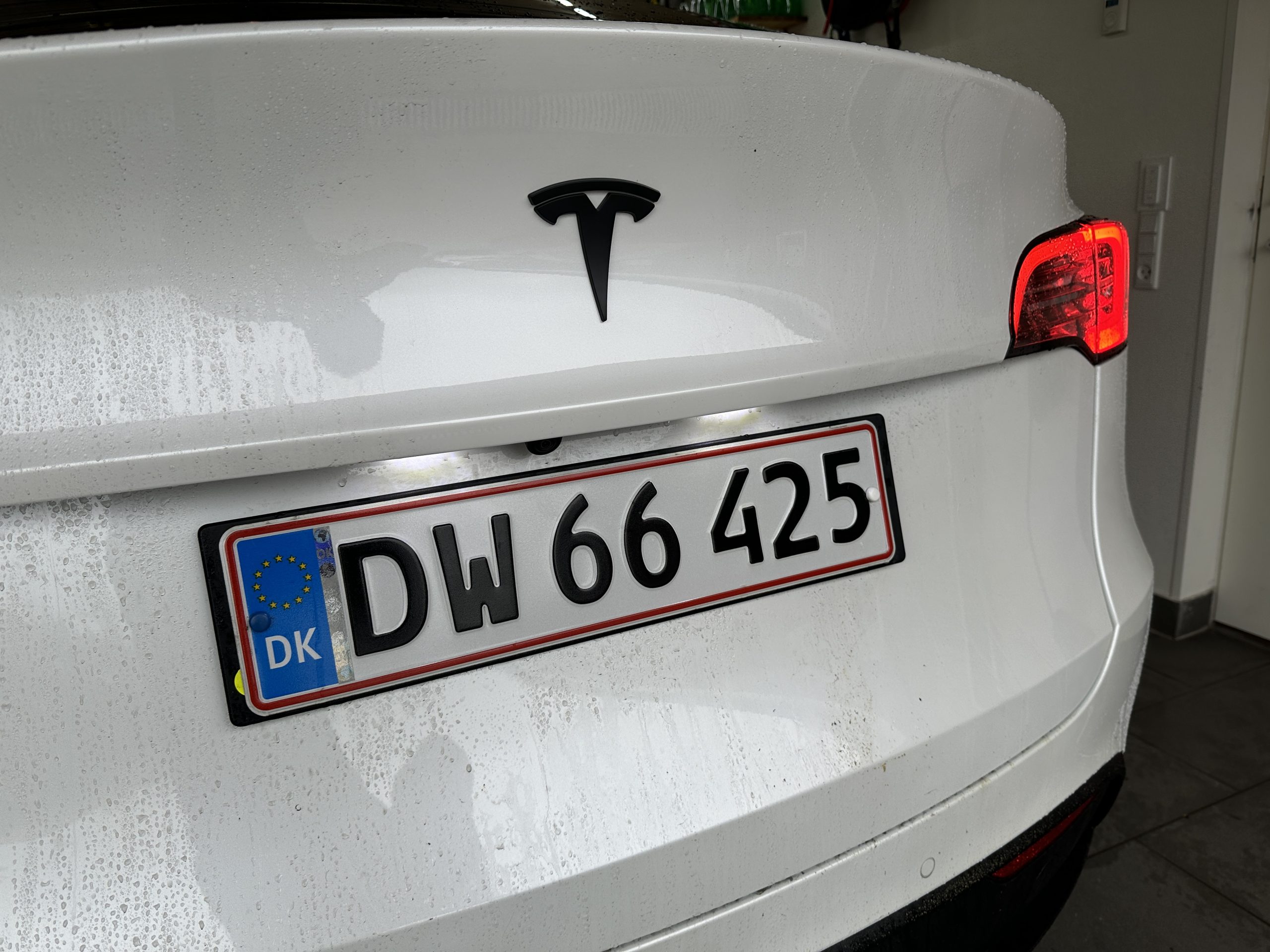 Tesla Model 3/Y - Sort T Logo - Din Bil Teknik