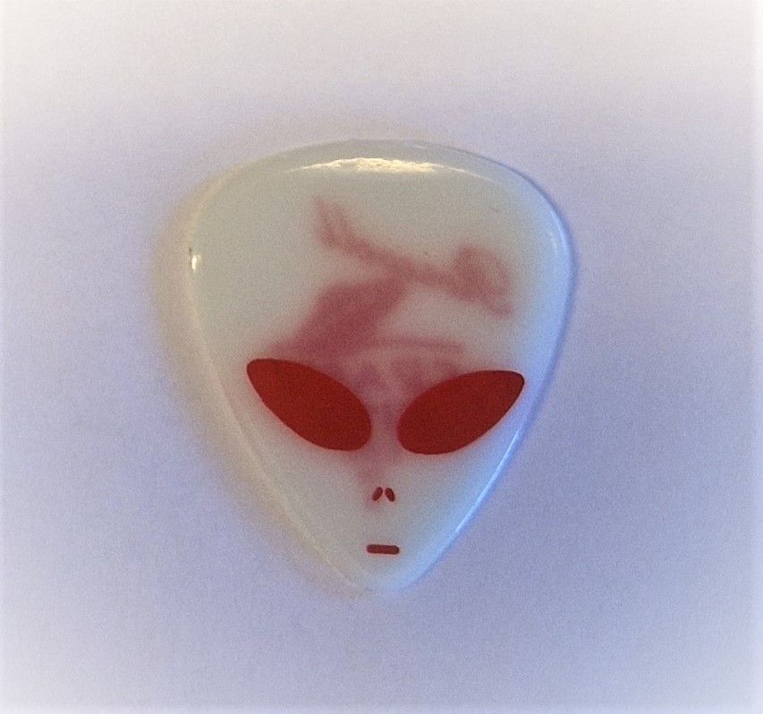 Glow in the Dark Alien Roswell EBE Crash Site Guitar Pick, Red - GP Musikk