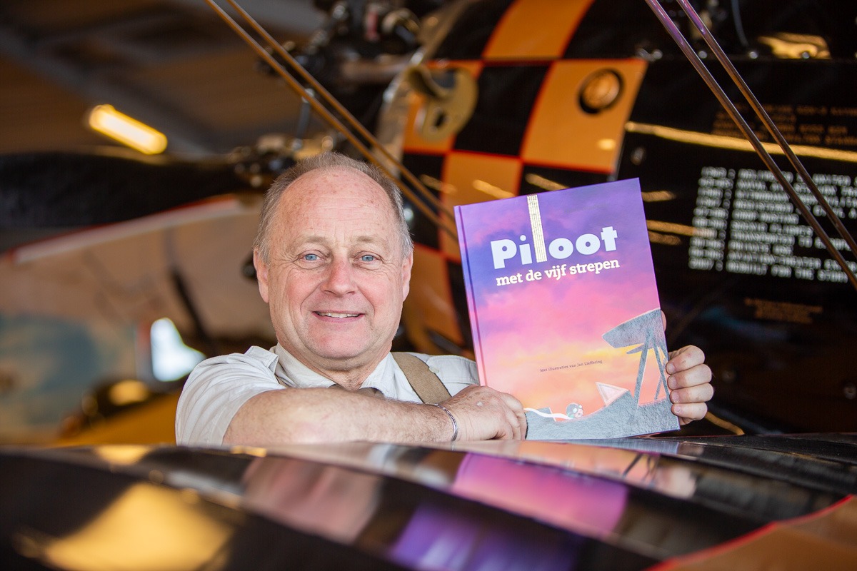 Piloot met de vijf strepen - Hangar Flying