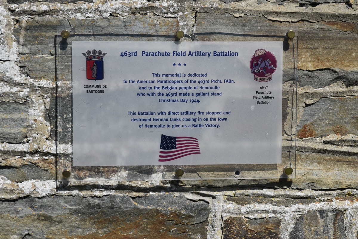 Gedenkplaat van het 463rd Parachute Field Artillery Battalion - Hangar ...