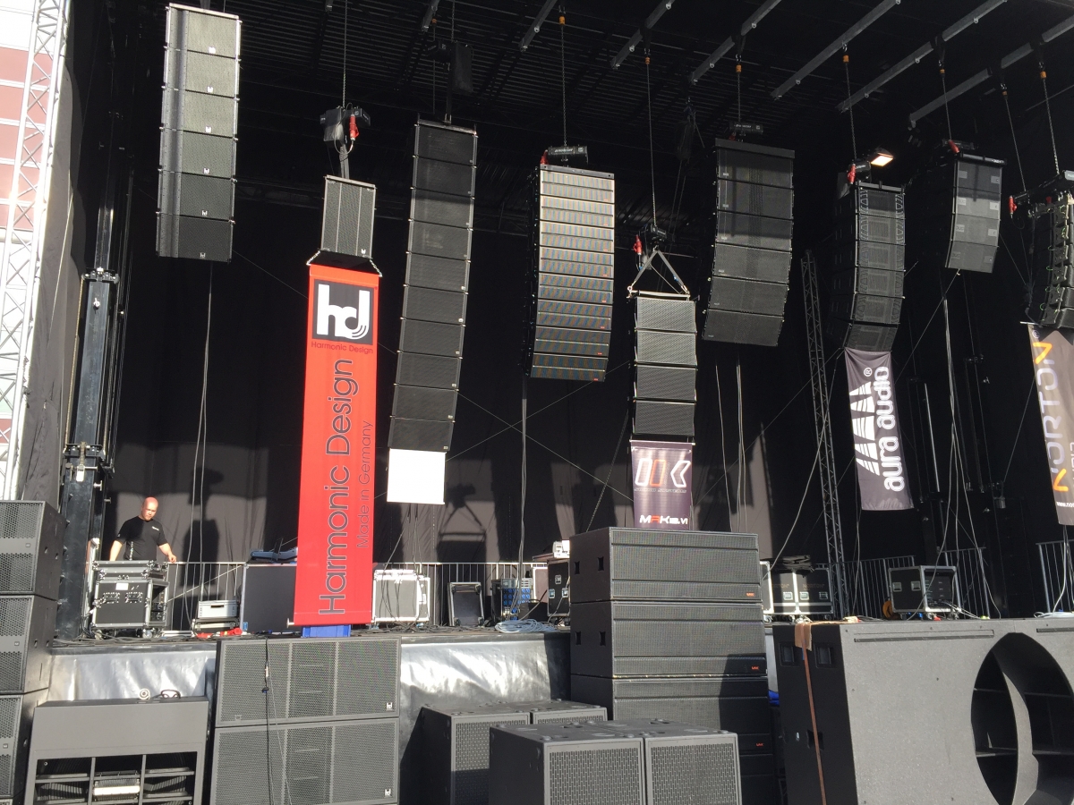 2016: Revolutionary large scale sound system HybridLineSource Technology