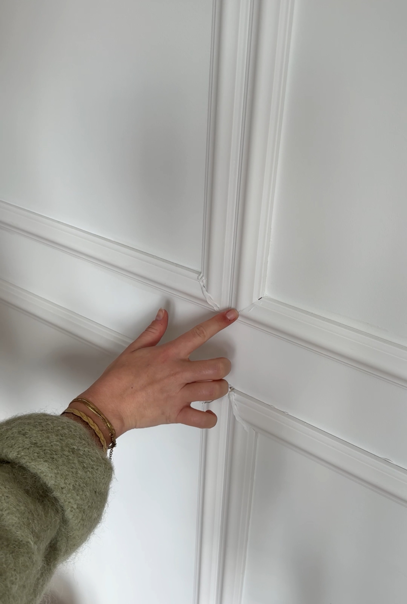 DIY – Poser des moulures au mur – Home Inspiration by Manon Thonnard