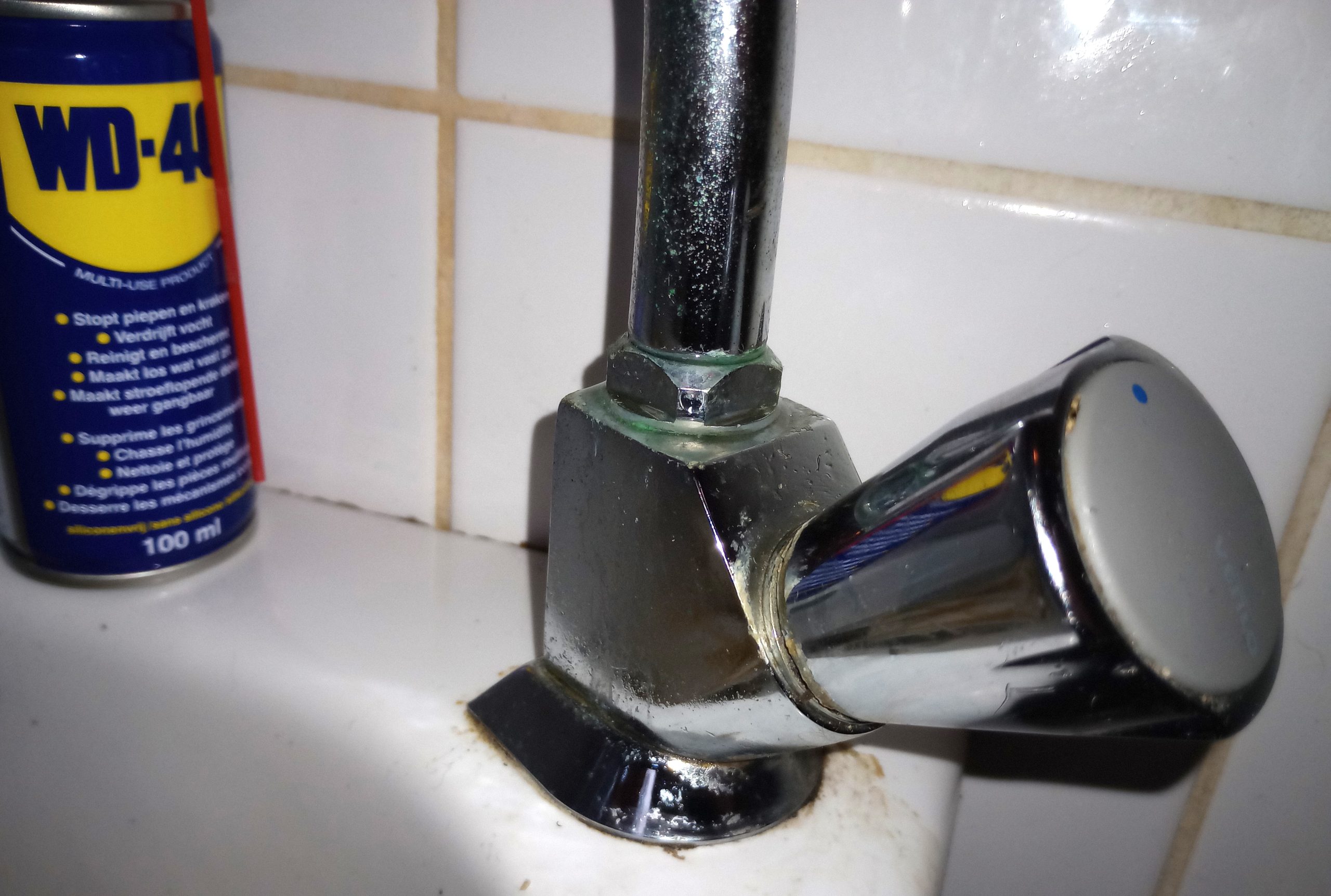 Kraan gaat stroef open en dicht, wat helpt? De kraan smeren met WD40 - Huishoudwiki.nl ...