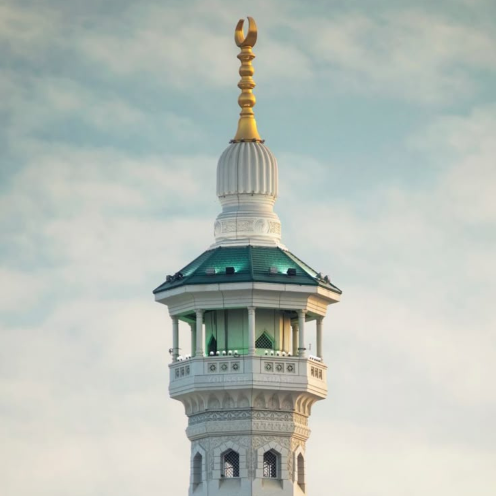 Kan het kwaad als een persoon de Adhaan verricht en een andere persoon ...