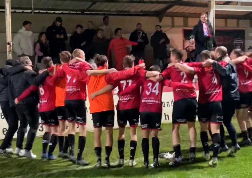 Dimitri De Vlaminck (SK Denderhoutem) na 3-1-winst tegen Vlaamse ... Dimitri De Vlaminck (SK Denderhoutem) na 3-1-winst tegen Vlaamse ...