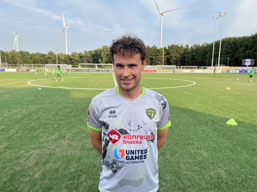 Thomas Van Renterghem (Evergem 2020) voor wedstrijd tegen Denderhoutem ...