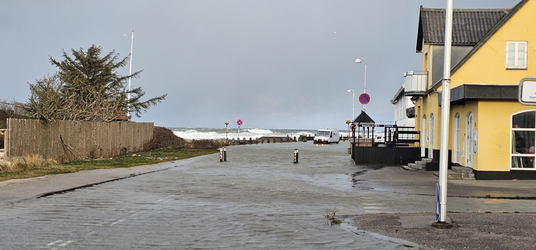 STORMEN PIA: Rågeleje Strandvej spærret pga. høje bølger, der slår op ...