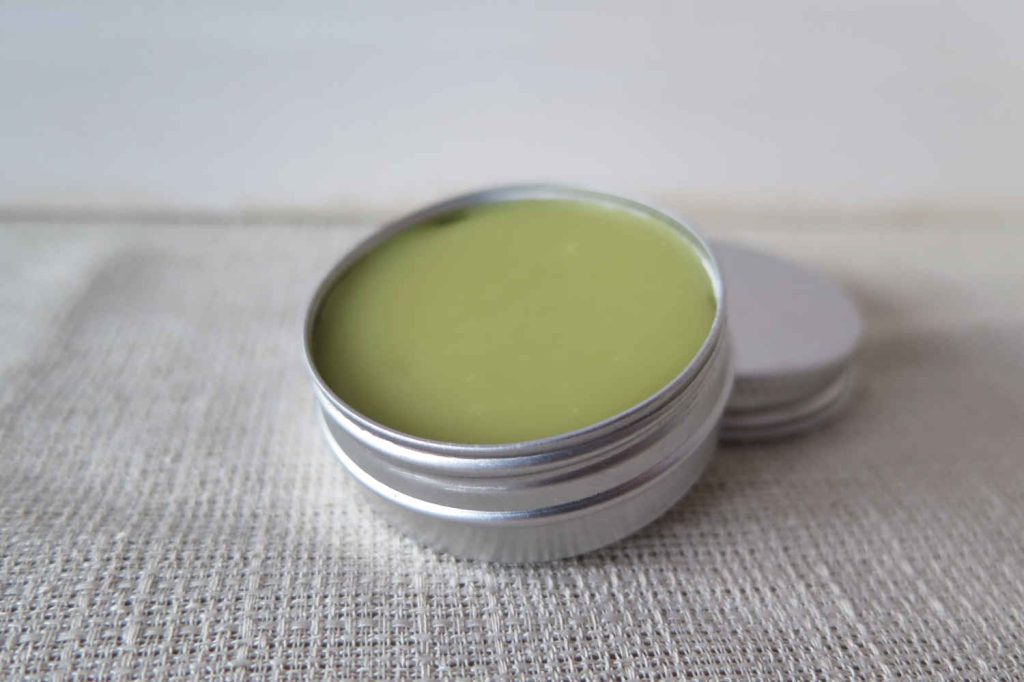 Salben selbst herstellen: Basiswissen & Rezept | kraeuterley.at