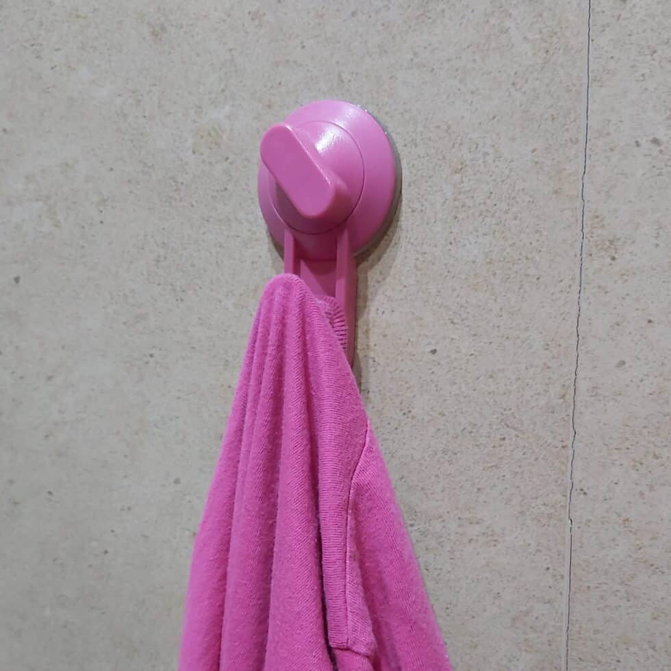 4 Métodos para colgar cosas pesadas sin taladrar by Taisa