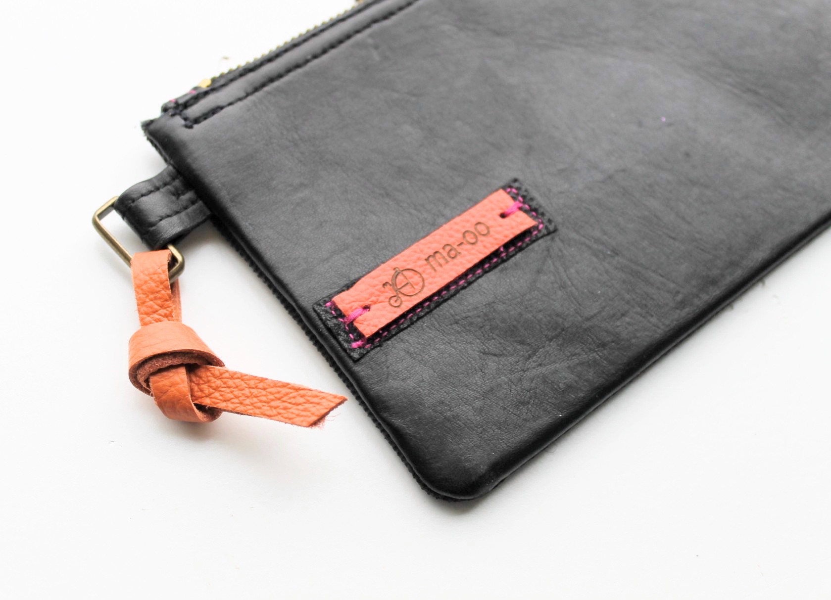 Sort pung i skind med reptil præg - Lynlås pung i skind