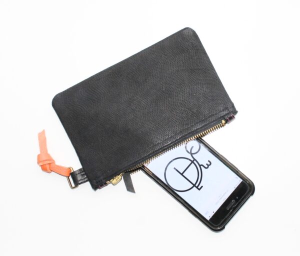 Sort pung i skind med reptil præg - Lynlås pung i skind