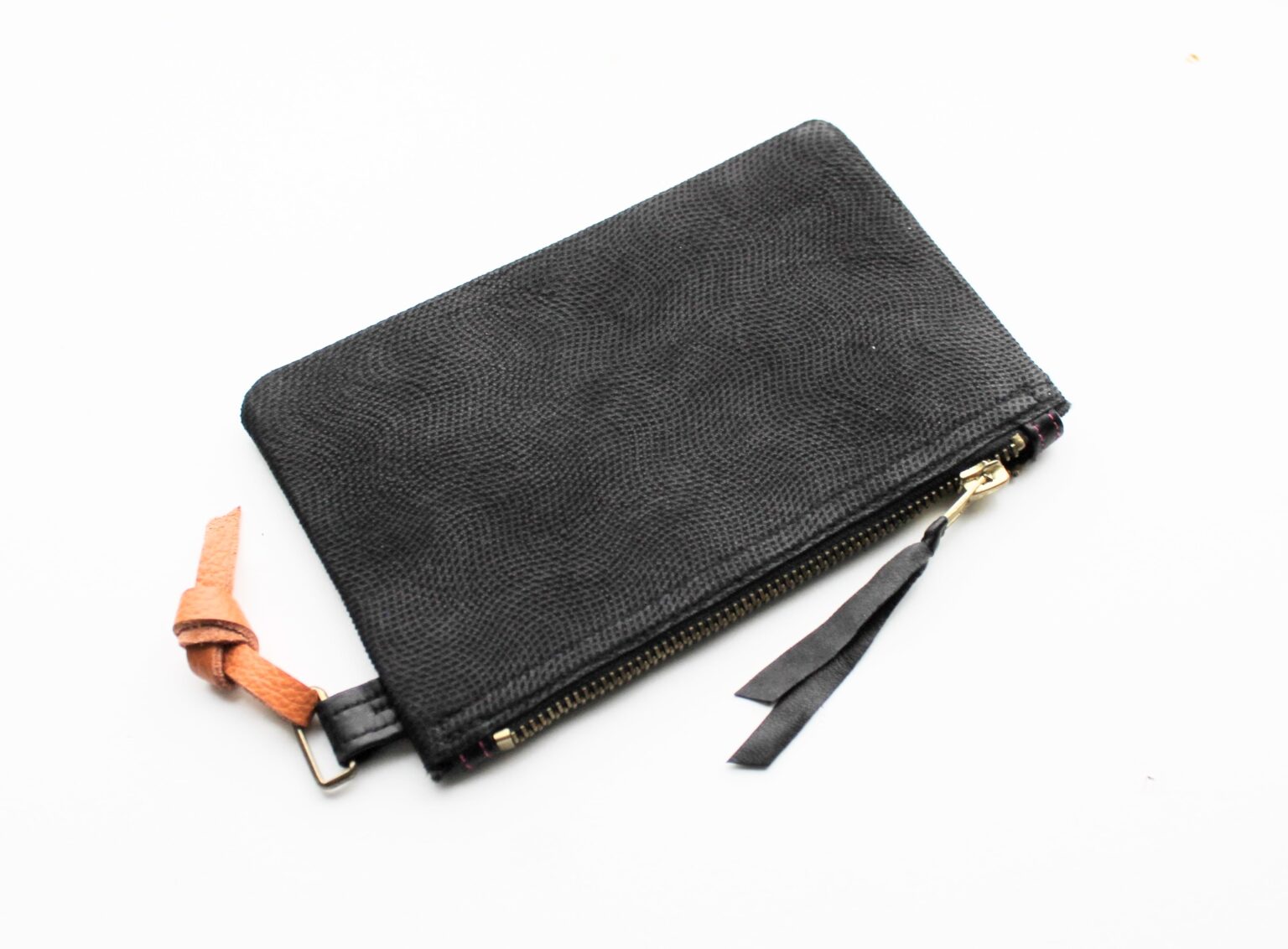 Sort pung i skind med reptil præg - Lynlås pung i skind