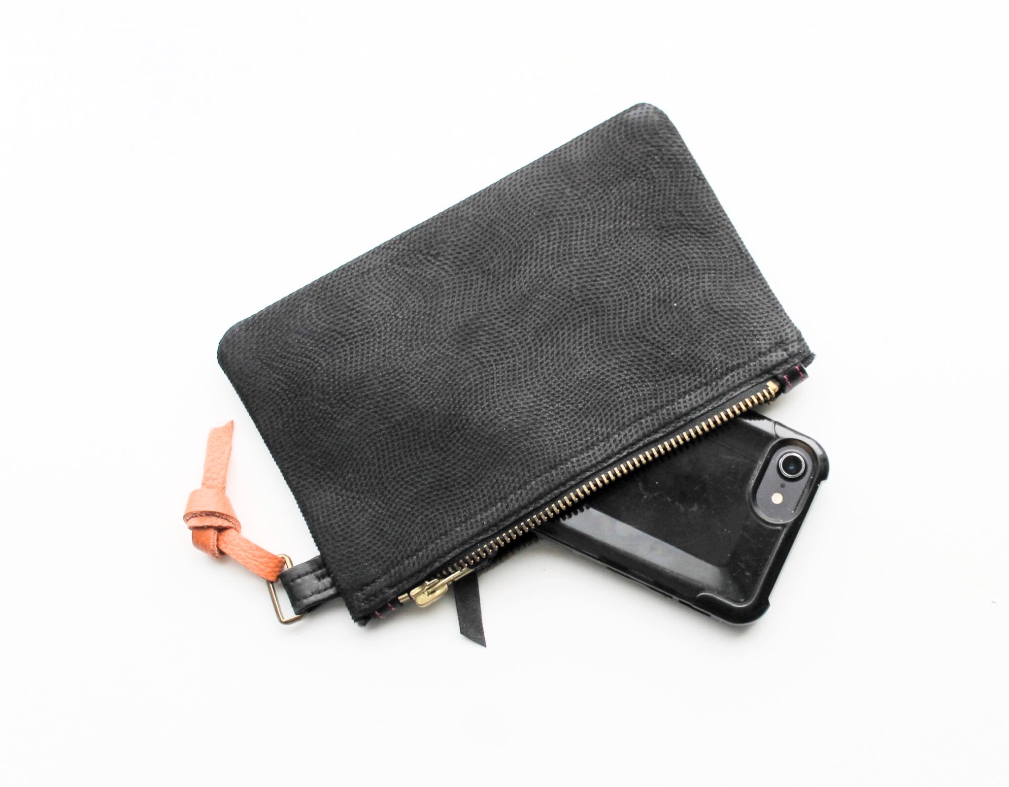 Sort pung i skind med reptil præg - Lynlås pung i skind