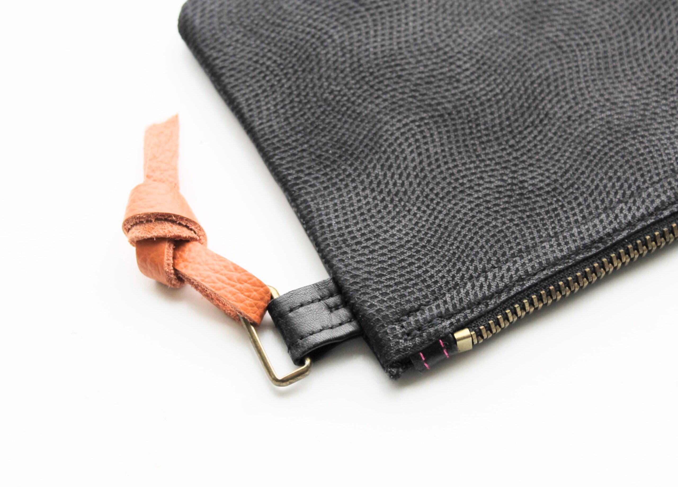 Sort pung i skind med reptil præg - Lynlås pung i skind