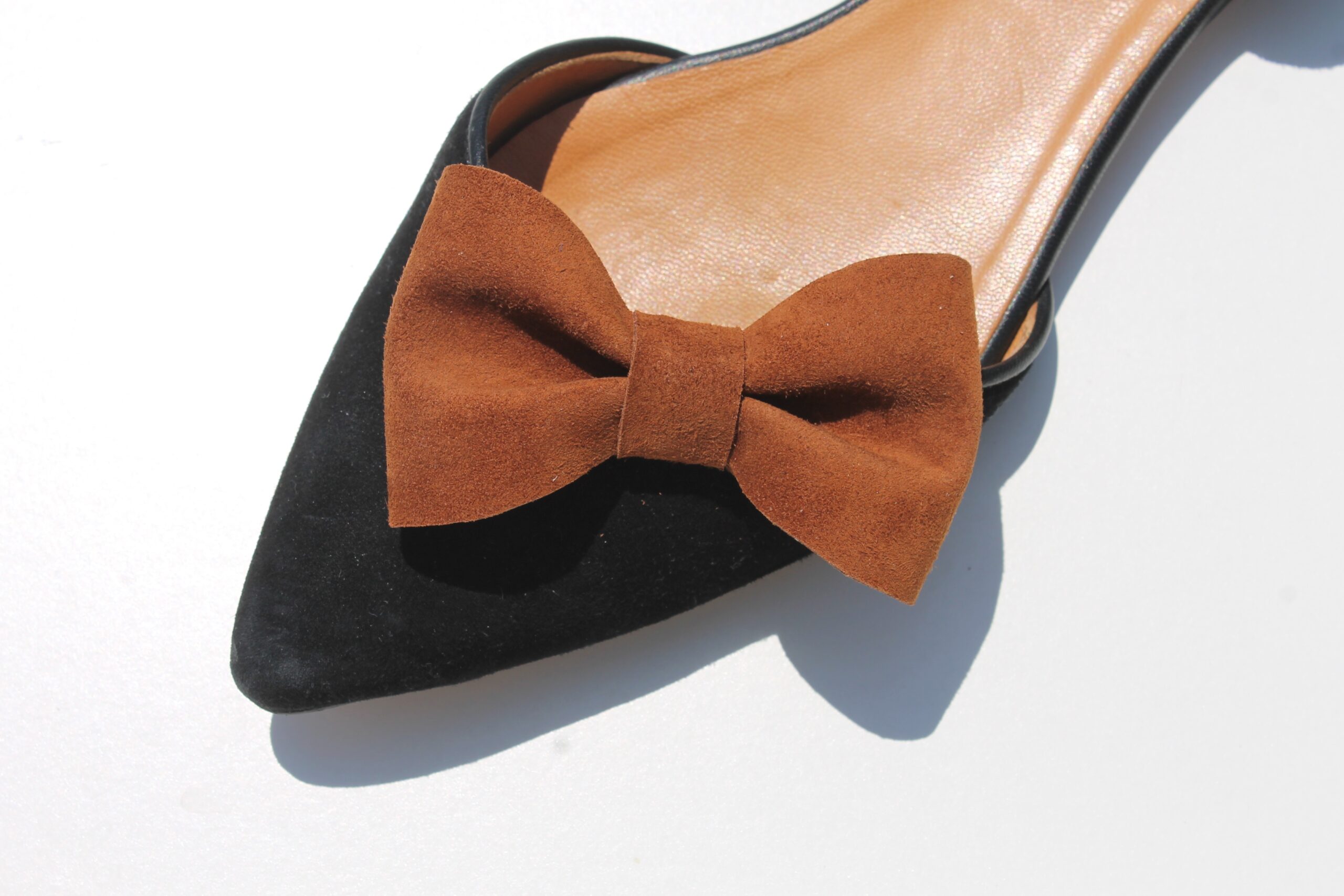 Cognac brun sløjfe sko clips i ruskind - Pynt til sko- FEST