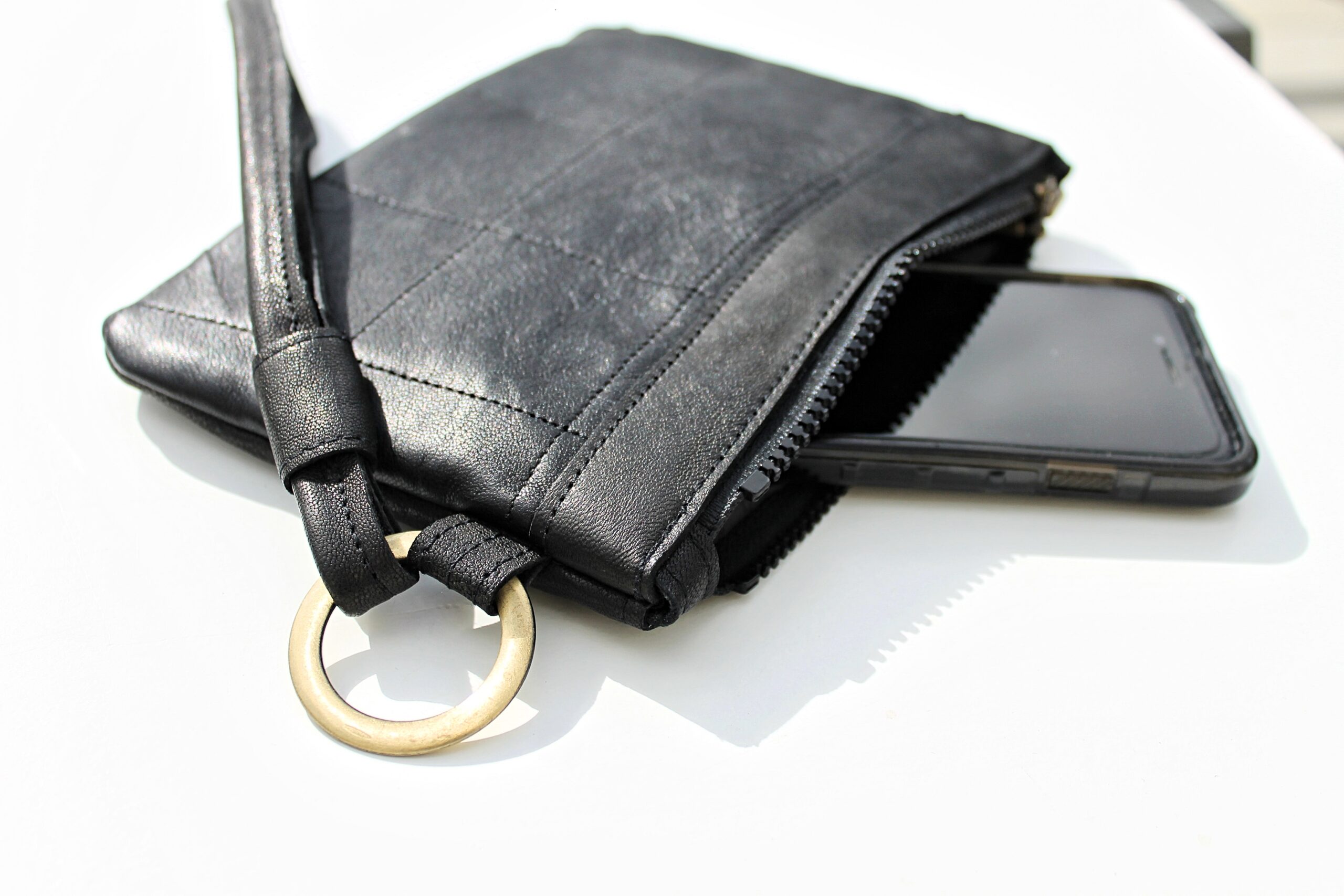 Sort lynlås pung i skind - clutch taske med rem.