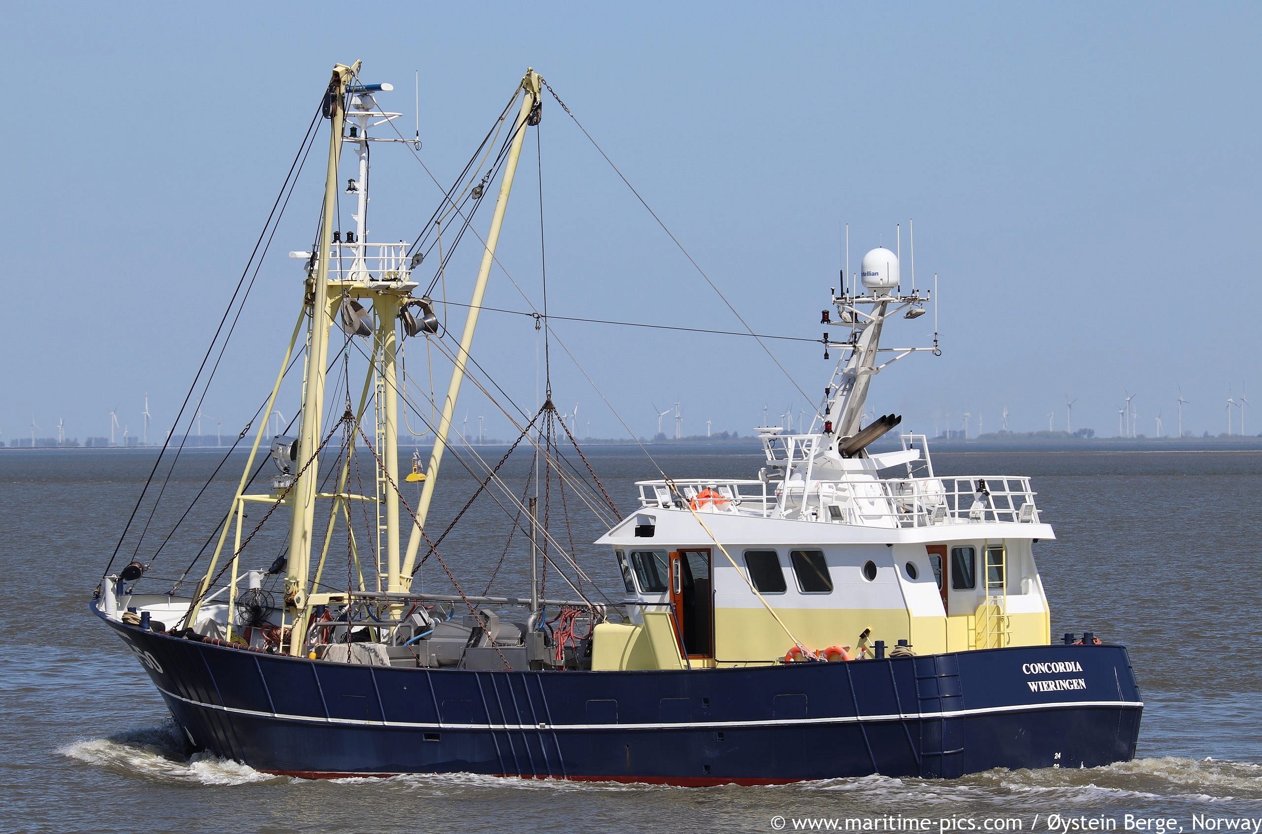 DUTCH FISHING VESSEL “CONCORDIA” (WR-50) DEPARTING CUXHAVEN, 9 MAY 2022. – Maritime-Pics