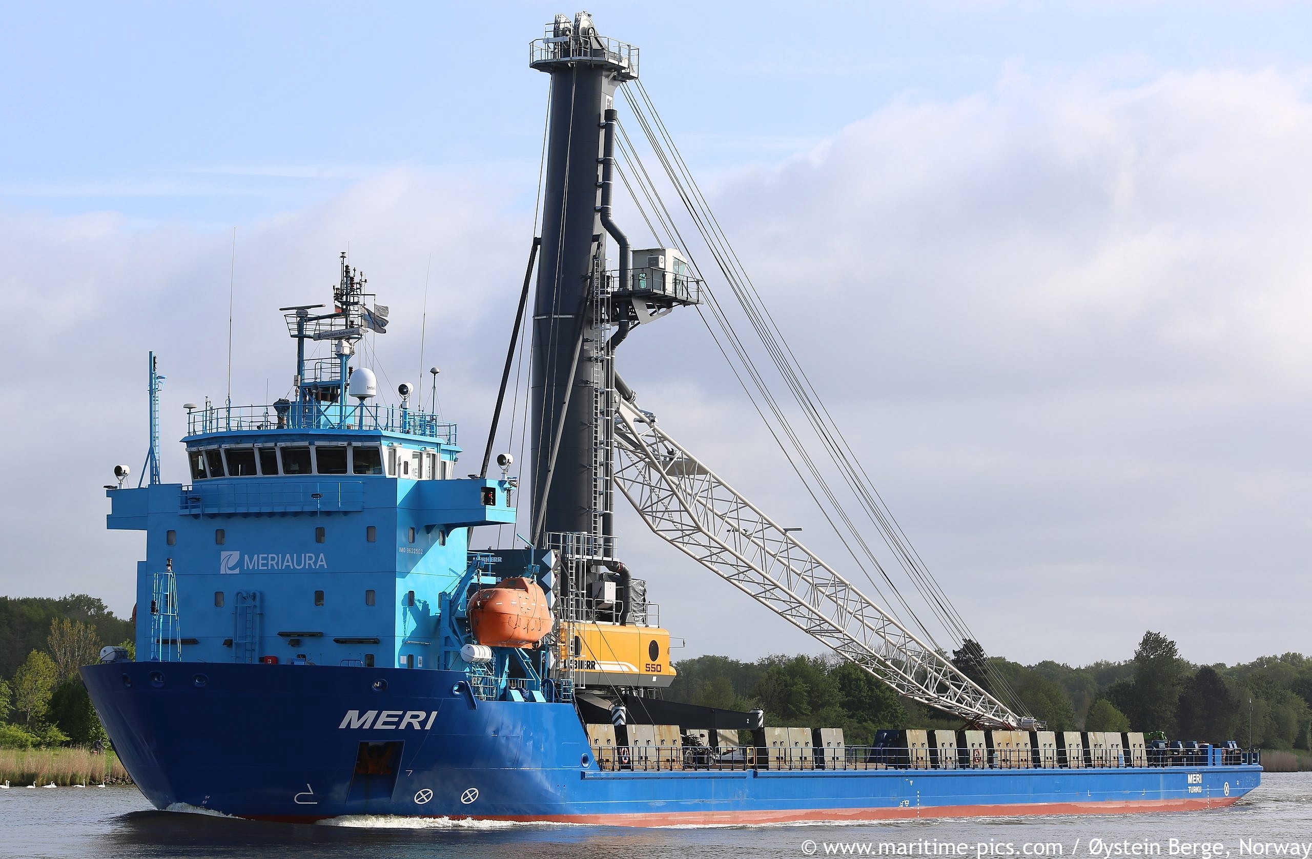 HEAVYLOAD VESSEL “MERI” PASSING BREIHOLZ / KIEL CANAL, 14 MAY 2022 ...